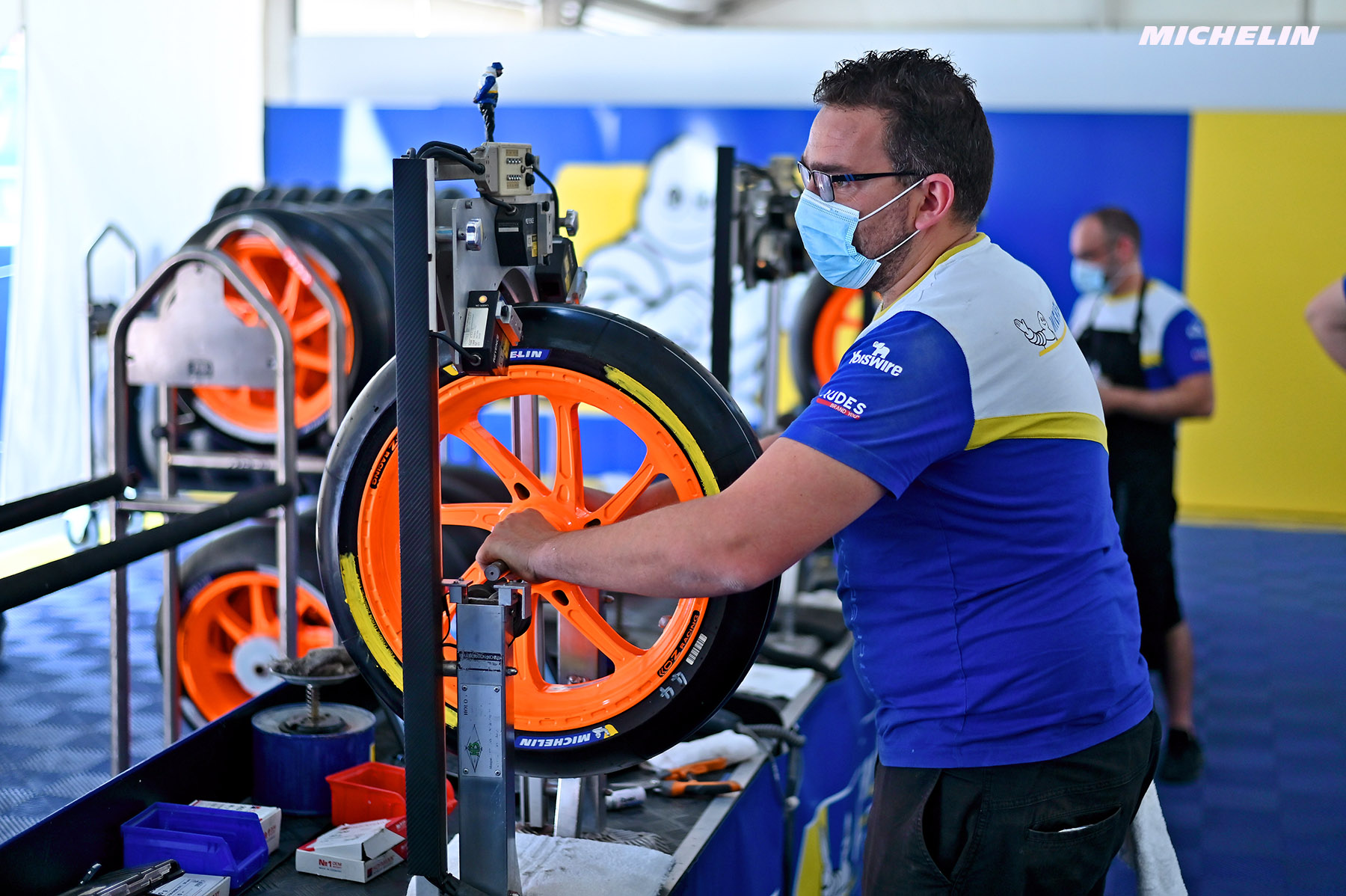 Michelin hadirkan Compound ban depan Baru di MotoGP 2023 - TMCBlog.com